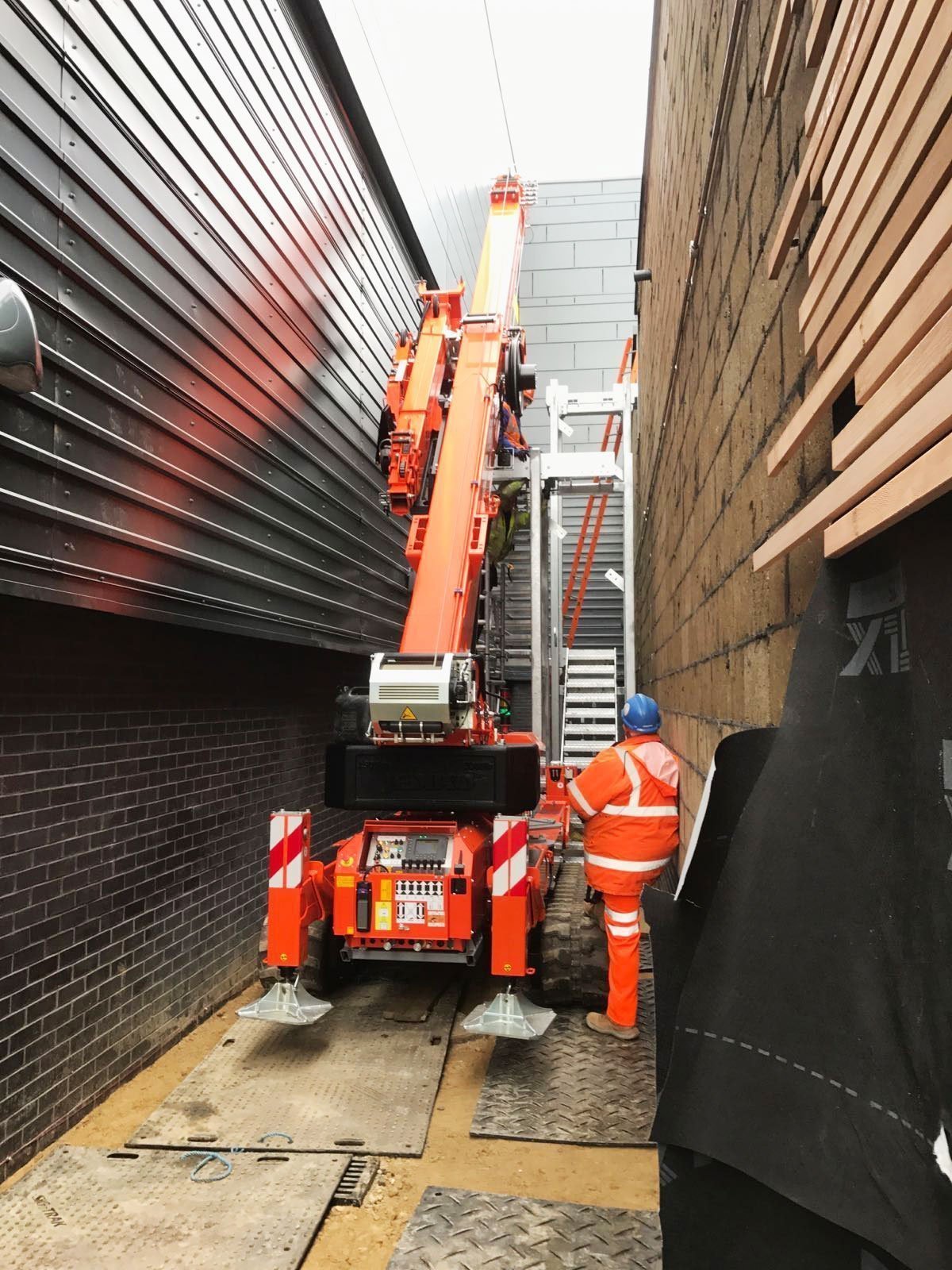 Material lifting and transport through narrow passages - Jekko
