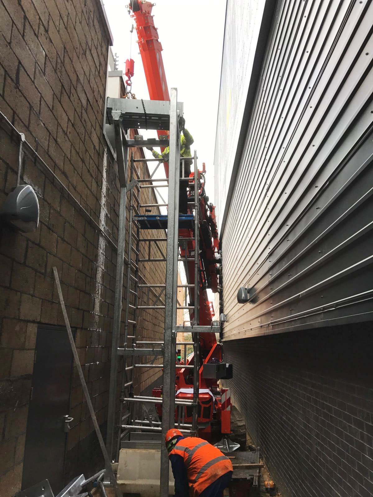 Material lifting and transport through narrow passages - Jekko