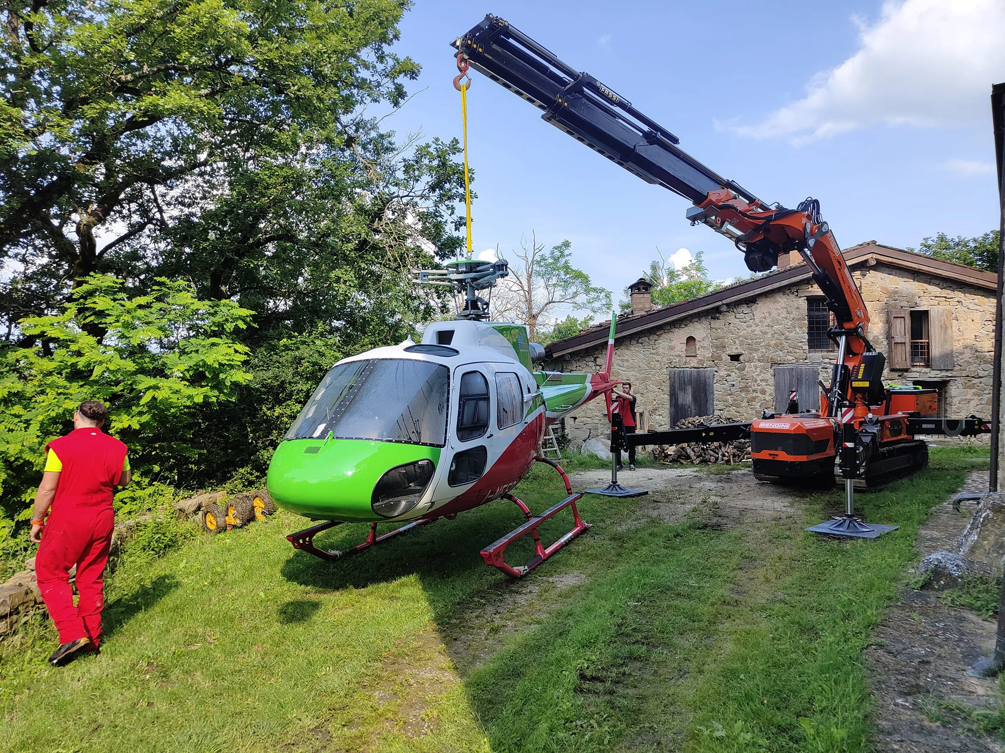 Recovery of a helicopter with a Jekko JF545 - Jekko
