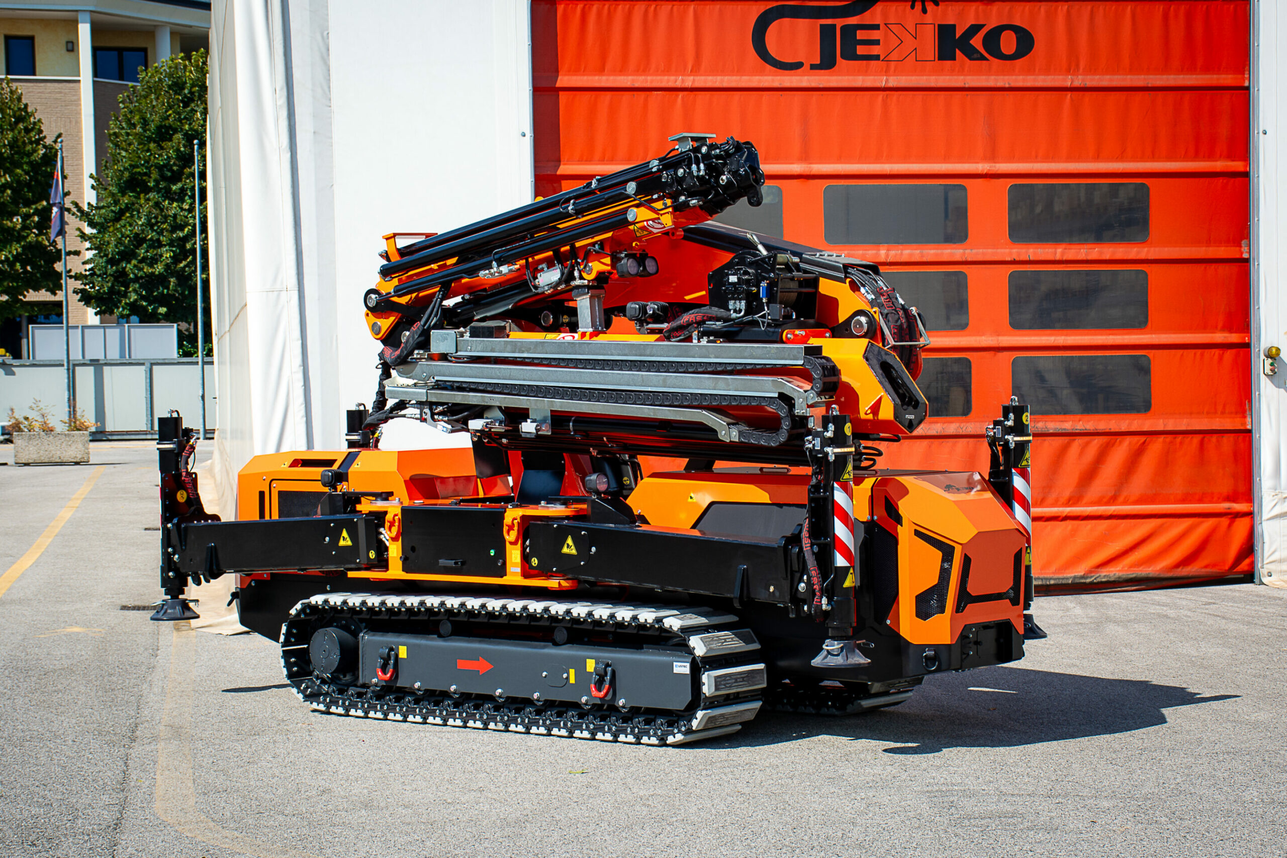 Jekko Launches a Fully Electric Knuckle Boom Crawler Crane
